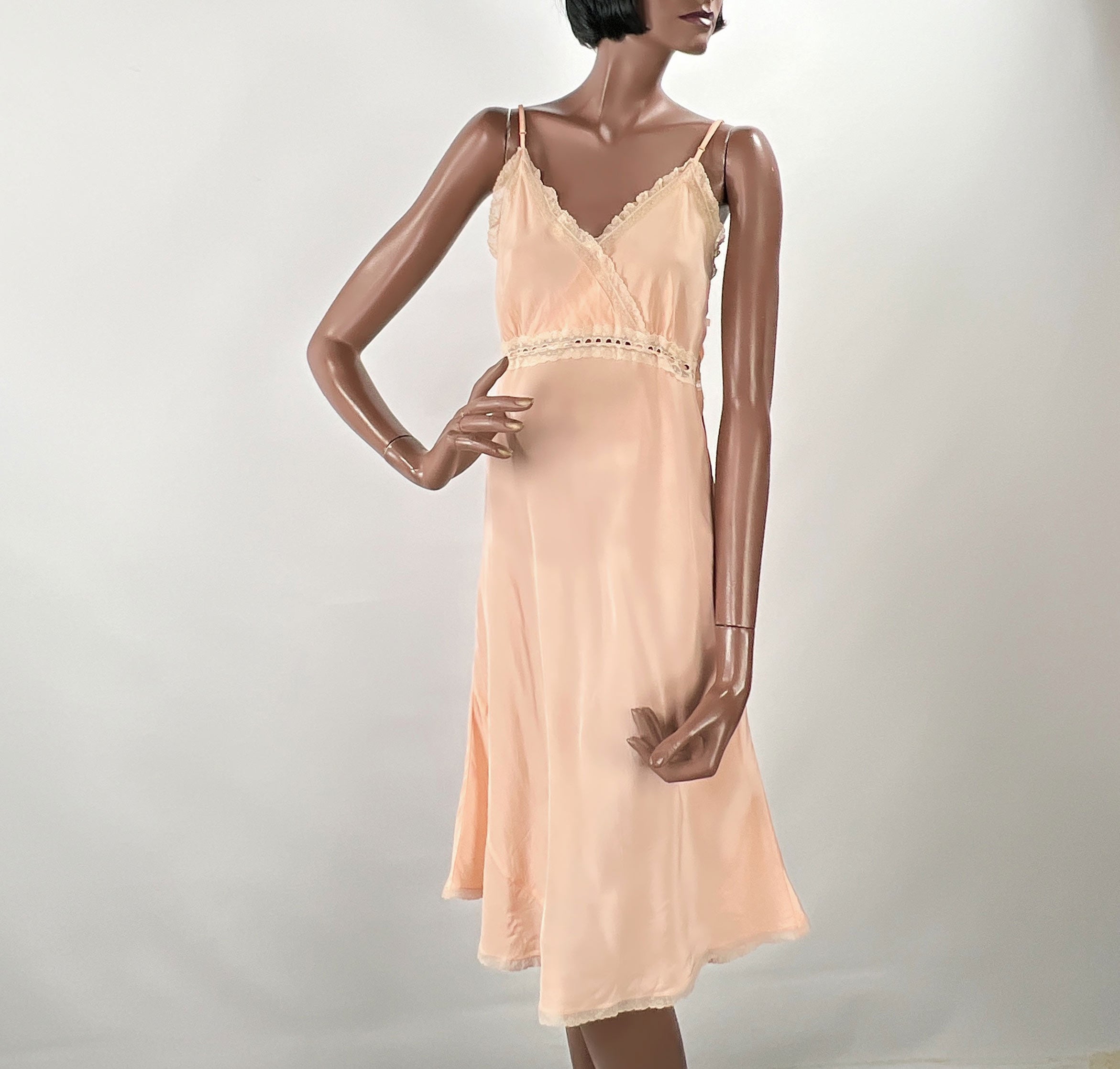 40s Vintage Full Slip Lace Trim Women's Medium Peach Rayon VFG – Mags Rags